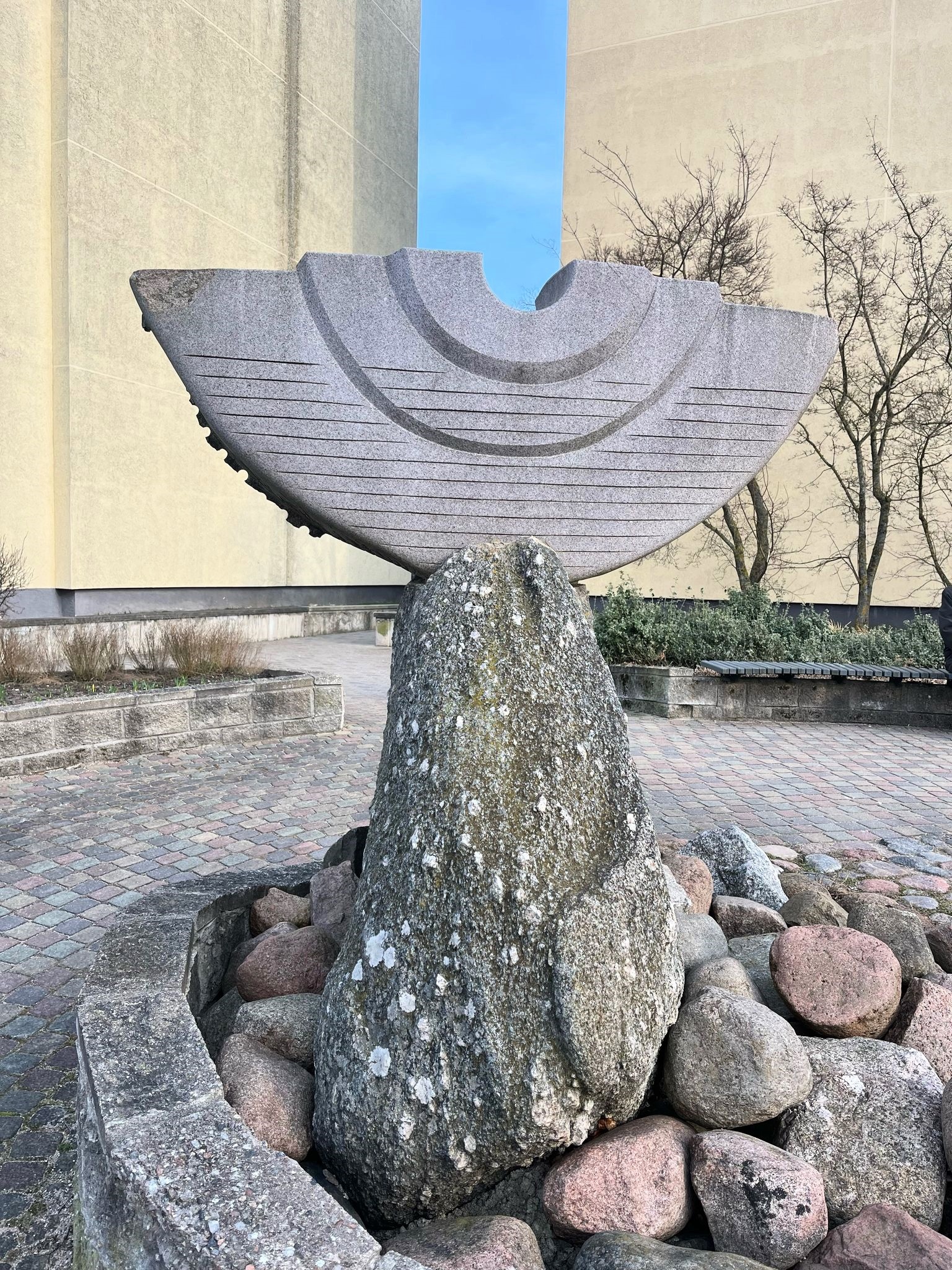 Skulptūra „Skalbyklos valtis“ – Visitventspils
