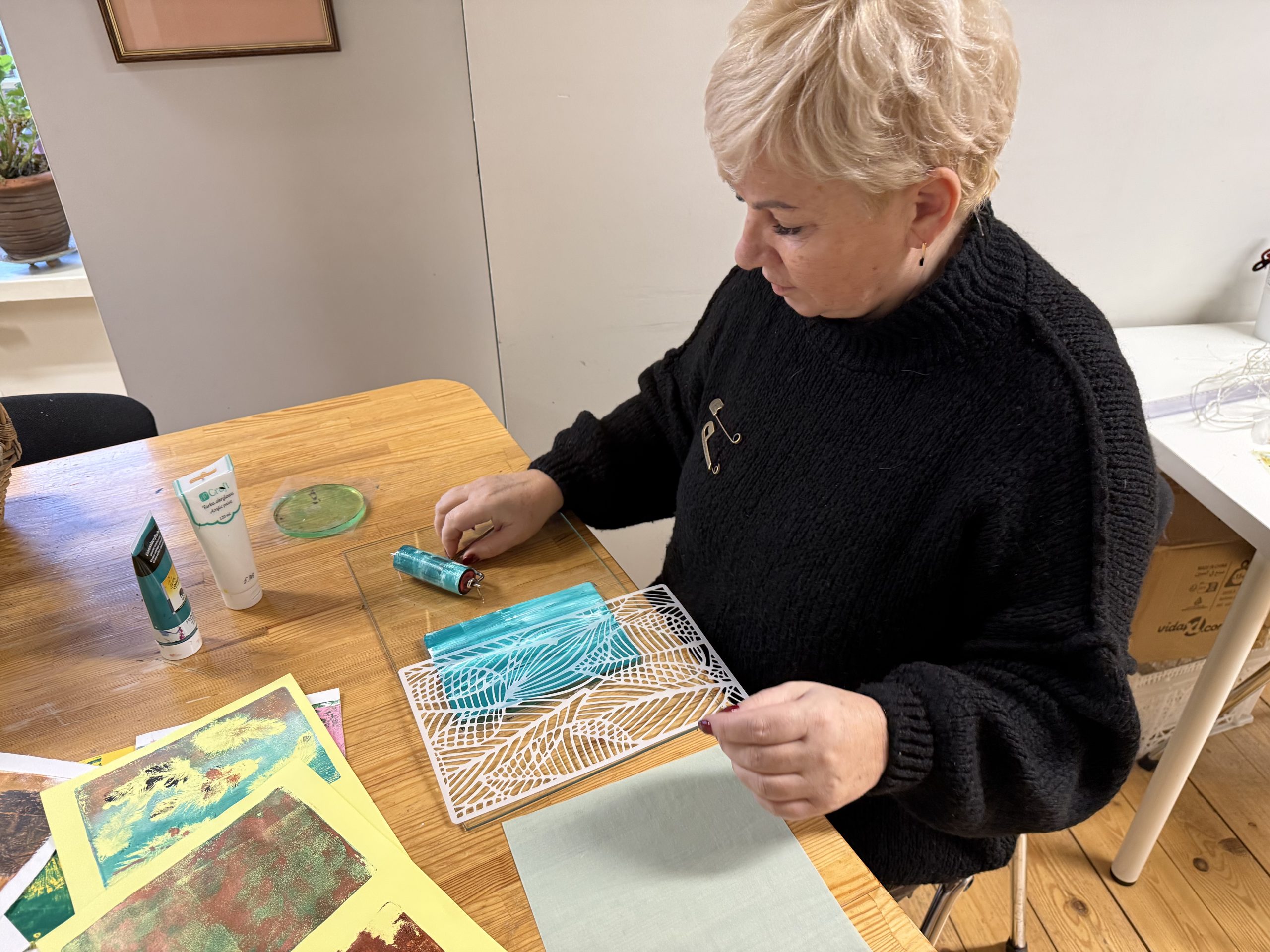 Postcard workshop using the “Gel-print” technique - VisitVentspils